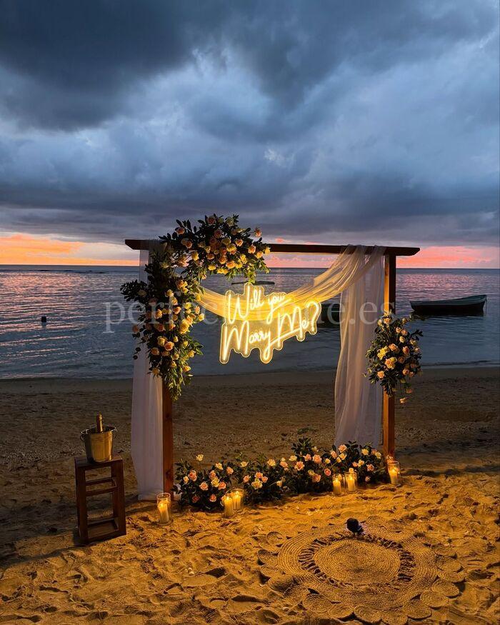 A marriage proposal in Marbella with “MARRY ME” letters