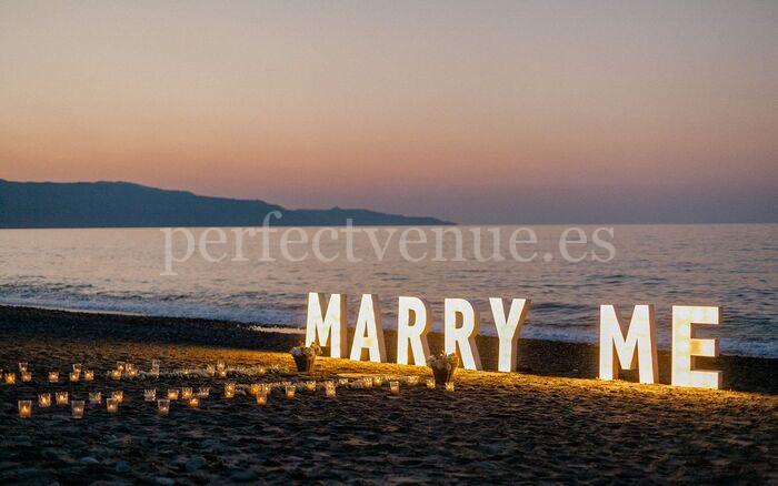 A marriage proposal in Marbella with “MARRY ME” letters