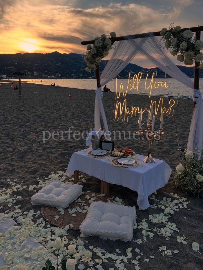 A marriage proposal in Marbella with “MARRY ME” letters
